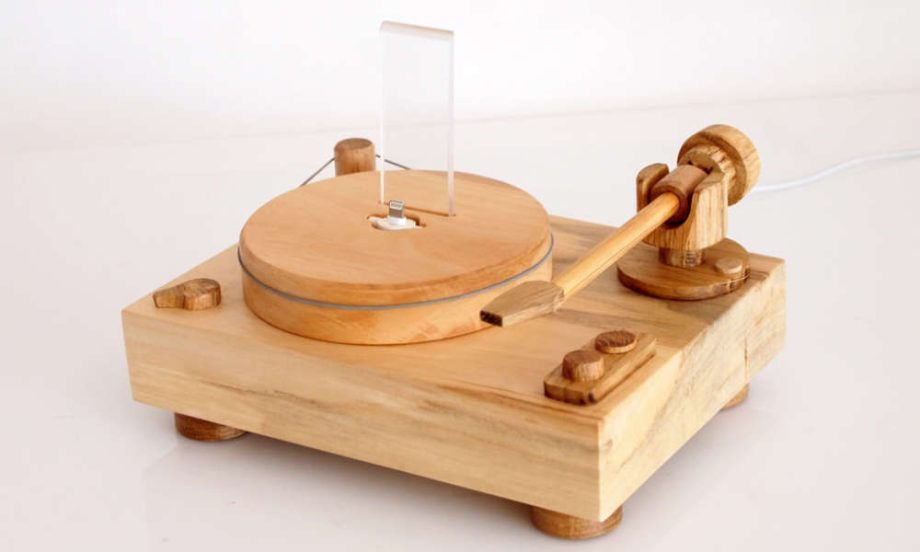 Turntable-Inspired MagSafe Docking Station